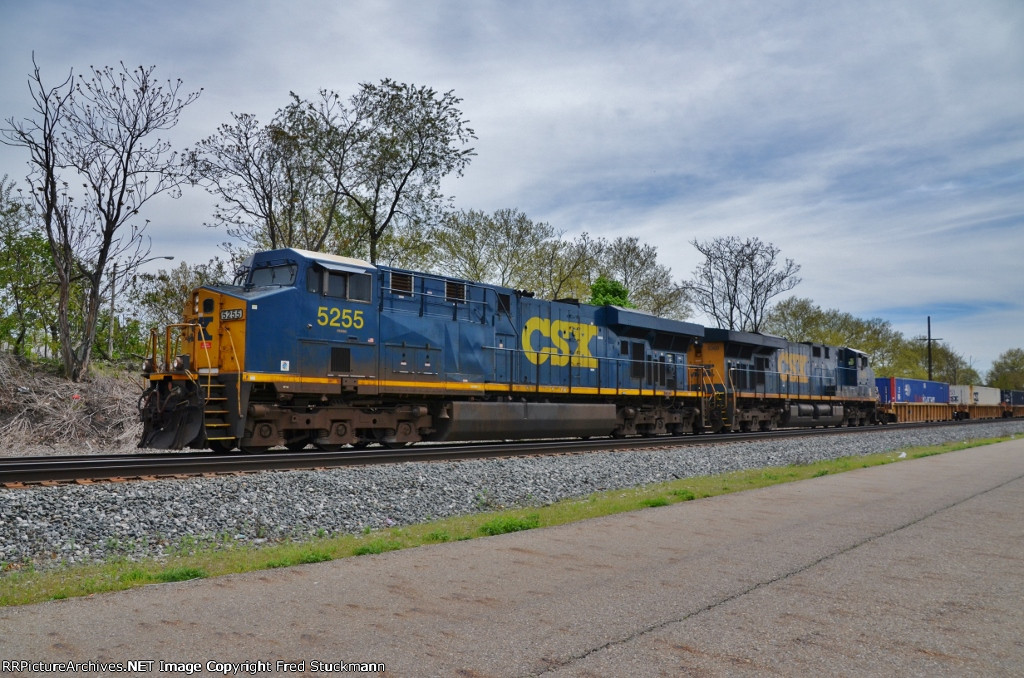 CSX 5255 & Q136.